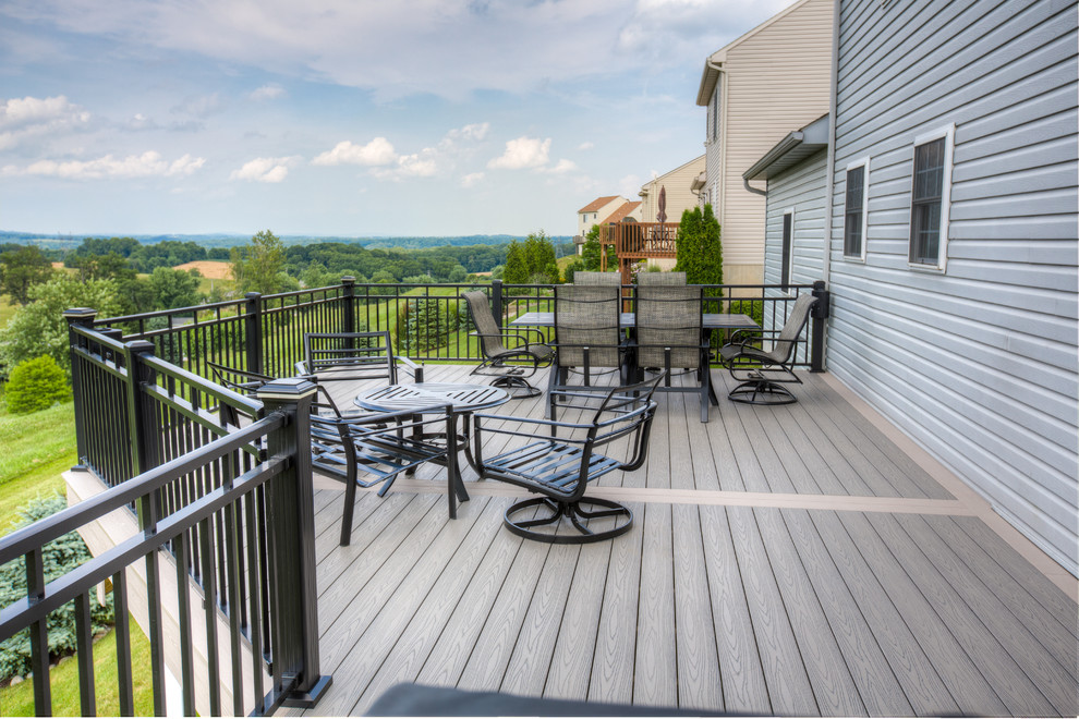 Vinyl deck with custom aluminum railing - Klassisch - Terrasse ...