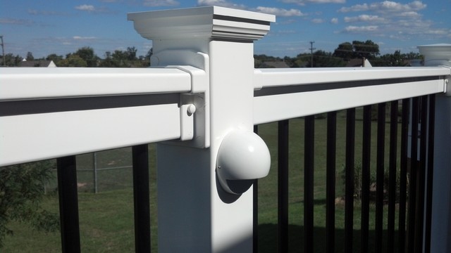 White Vinyl Rail System_Black Aluminum Balusters_Deck Lighting ...