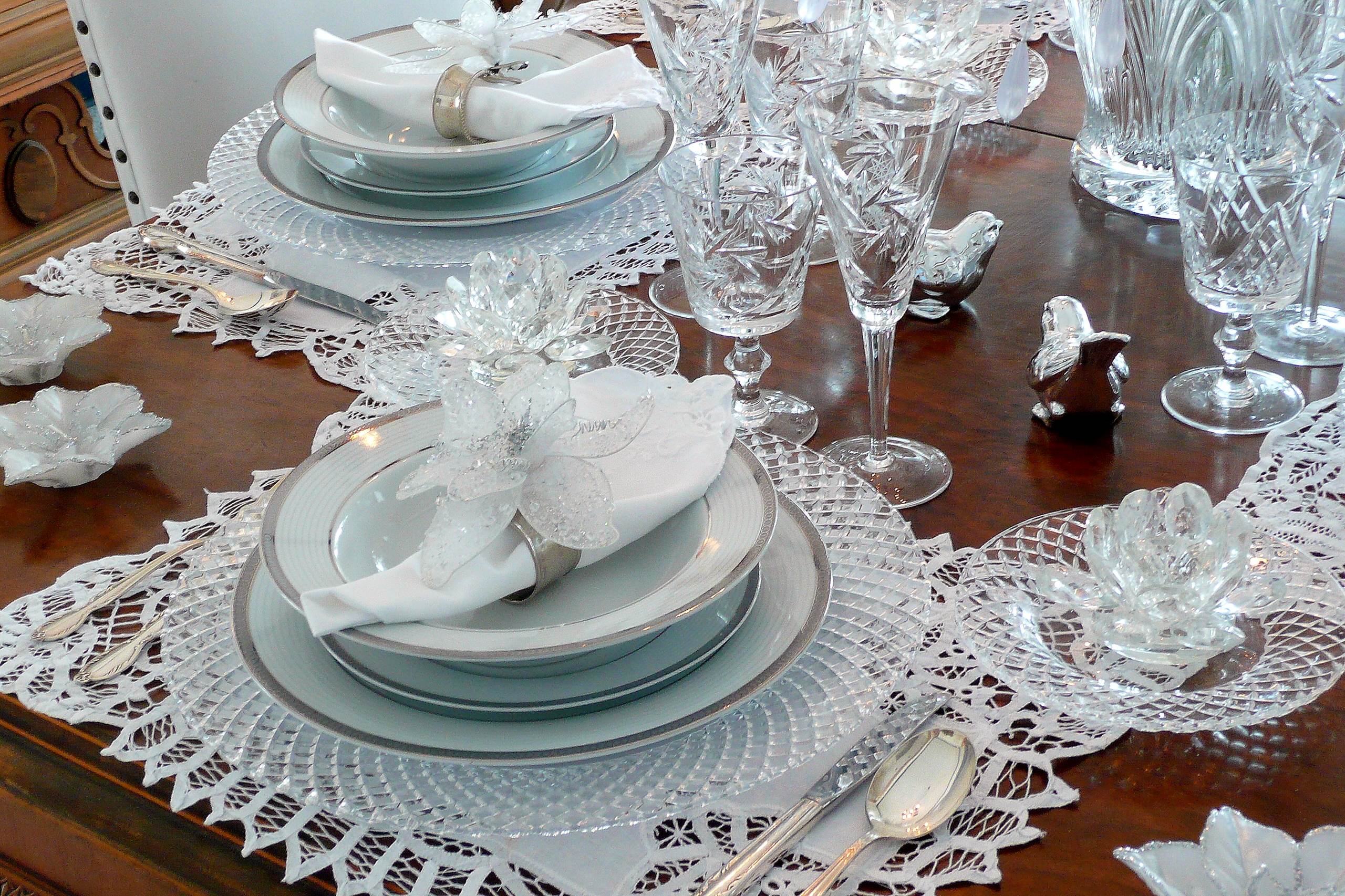 Spectacular Dining Table Settings to Bring In the Festivities