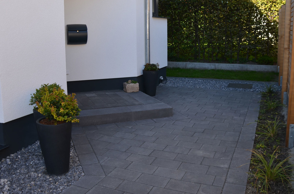 MODERNE TERRASSE MIT GRANIT-STELEN - Contemporary - Entry - Other - by ...