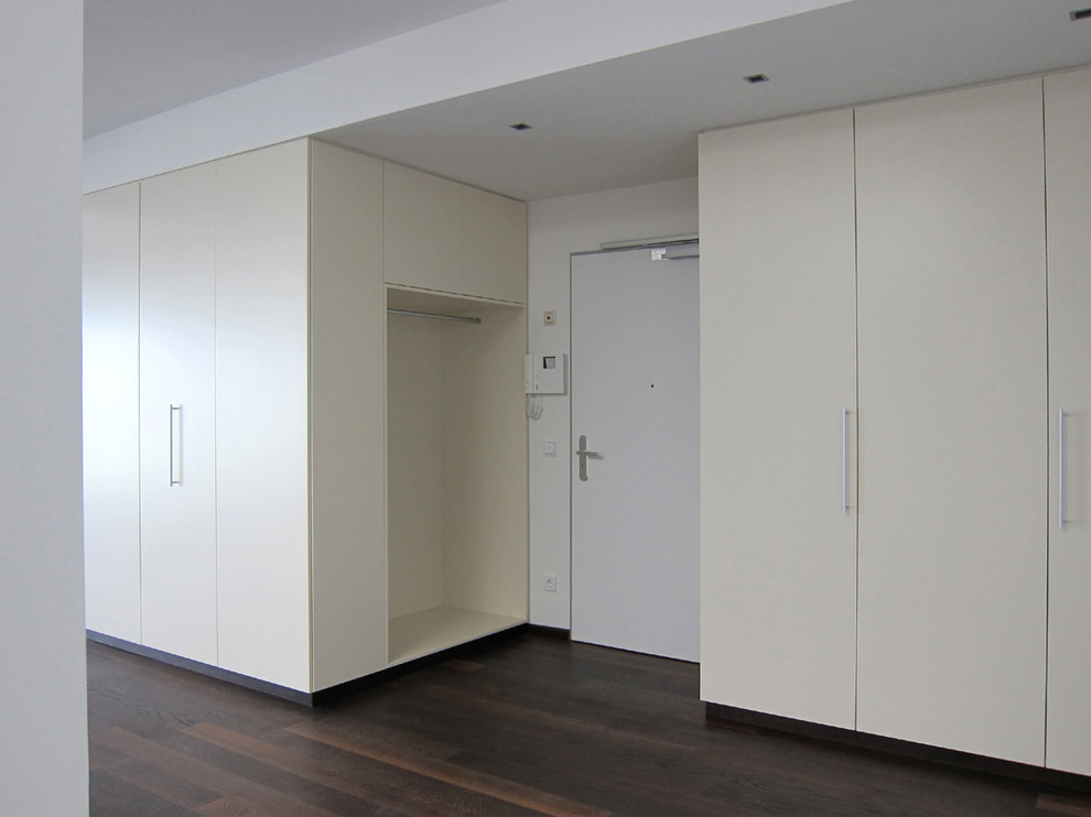 Schränke im Eingangsbereich eines Lofts - Contemporary - Entry ...