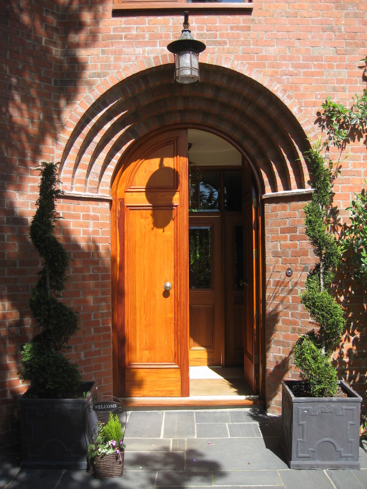 Edwin lutyens styled home with heavy overhanging eaves - Clásico ...