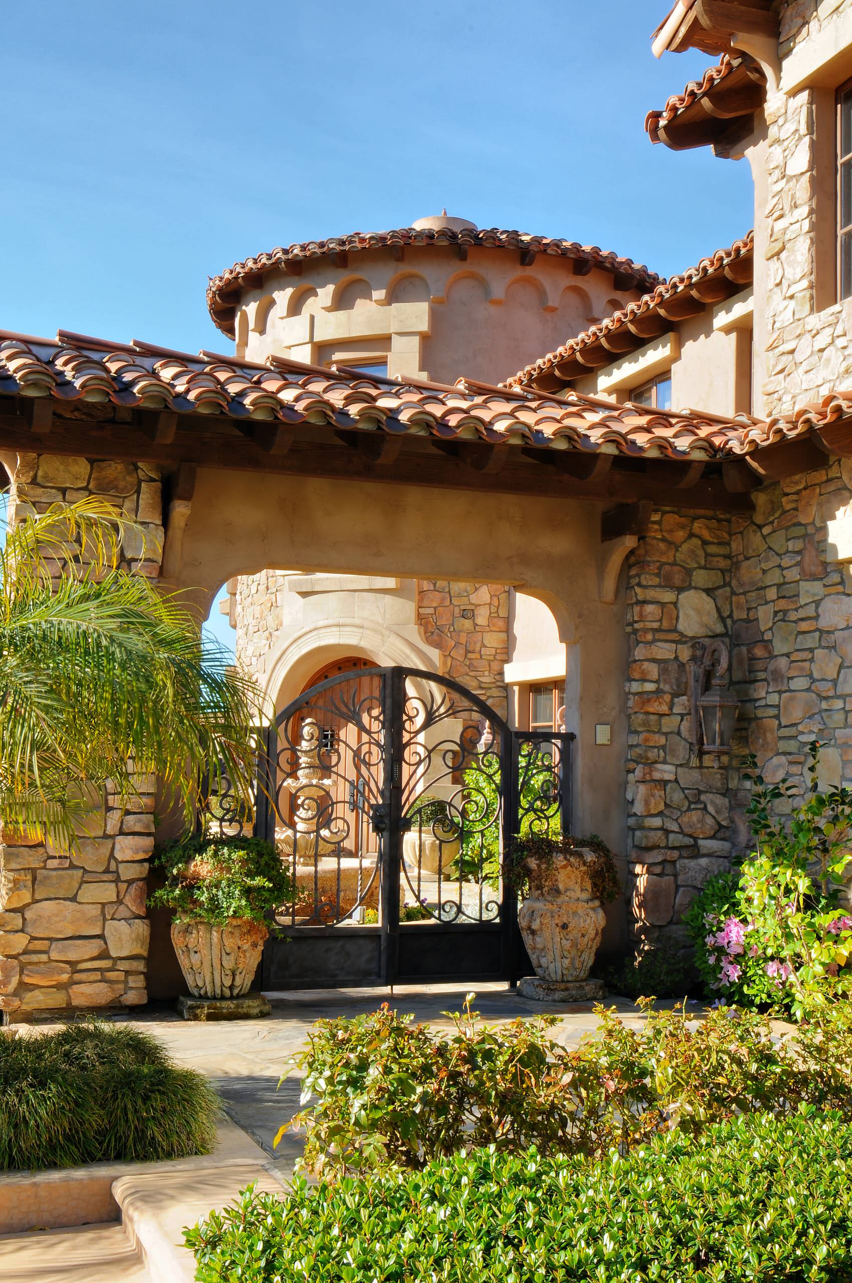Entrance Tuscan Style Courtyards The First Steps To Your Home Should