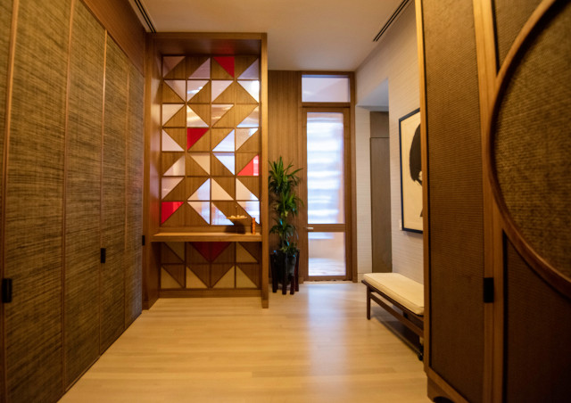 A small study still lets light into the foyer - Moderno - Ingresso ...