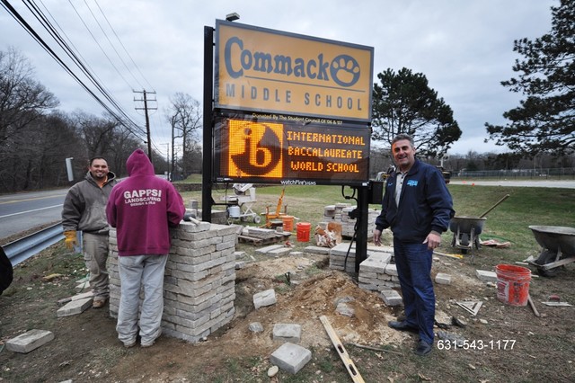 Commack Middle School signs donated by Gappsi - Klassisch - Eingang ...