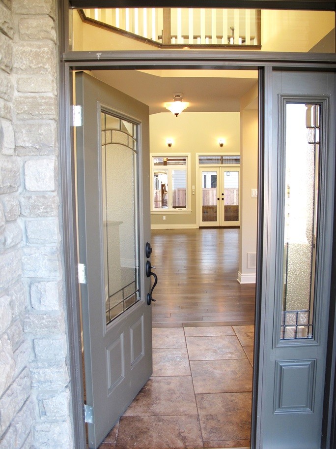 Custom Home - Rochelle Dr Corner - Clásico - Entrada - Ottawa - de ...