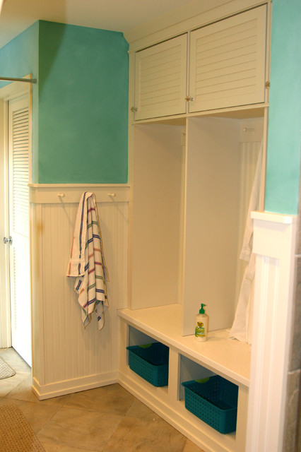 Custom Pool House Locker Room in Woodstock - Stile Marinaro - Ingresso ...