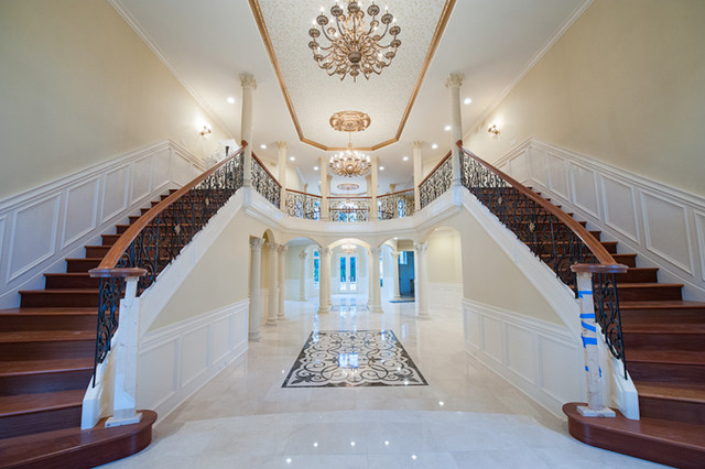 Double Staircase at Two Story Entrance - Entrada - Chicago - de Schwarz ...