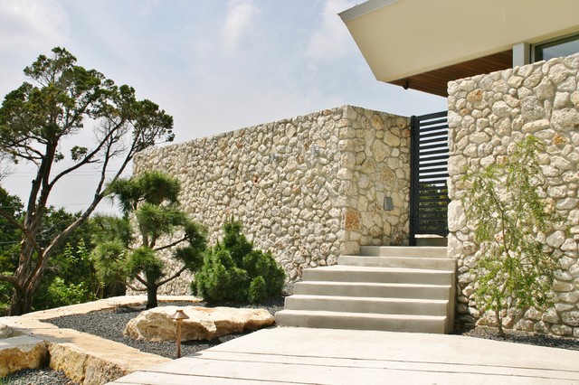 Entrance with basalt gravel planters - Contemporáneo - Entrada - Austin ...