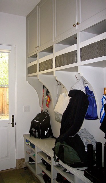 LAUNDRY ROOM ENTRY - Custom Cubbies - Clásico renovado - Entrada - San ...