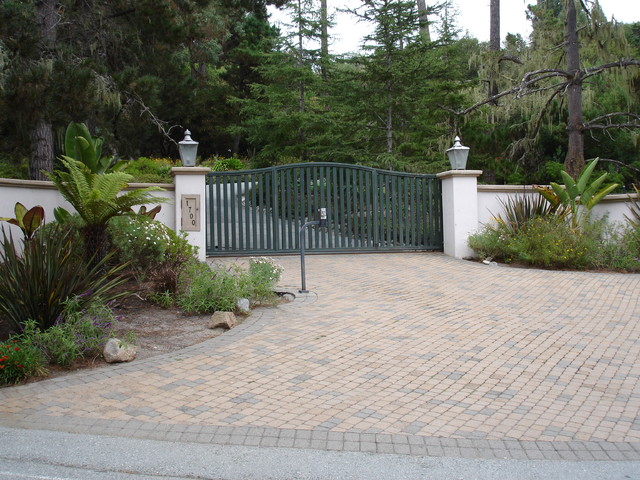 Pebble Beach Entry Gates - Mediterran - Eingang - Sonstige - von Robert ...