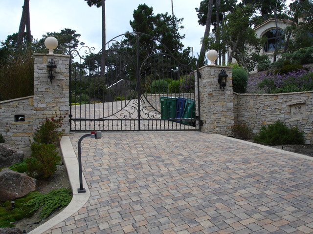 Pebble Beach Entry Gates - Méditerranéen - Entrée - Autres périmètres ...