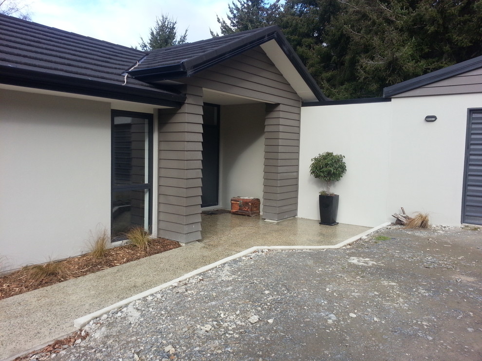Polish concrete entrance to a New Home Dunedin - Moderne - Entrée ...