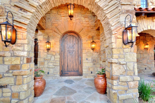 Rustic Ranch Combines Old and New - Montagne - Entrée - Austin - par By ...