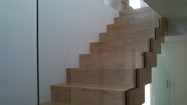 Barandilla en escalera con fijos de vidrio - Moderno - Escalera ...