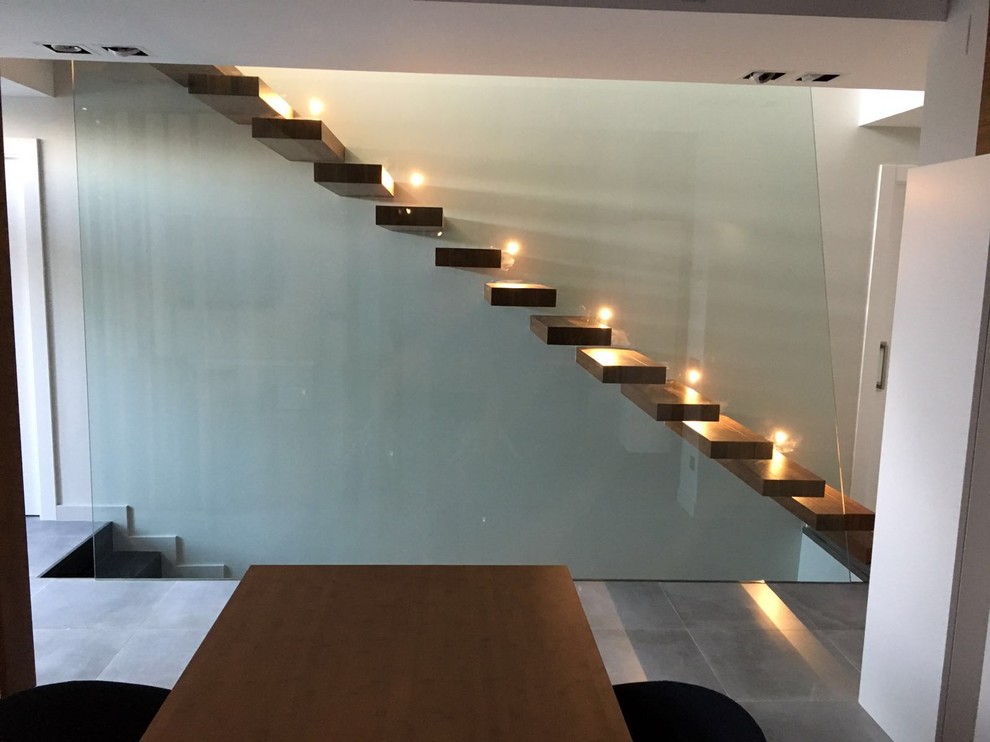 Escalera Volada con Baranda de Vidrio - Minimalistisch - Treppen ...