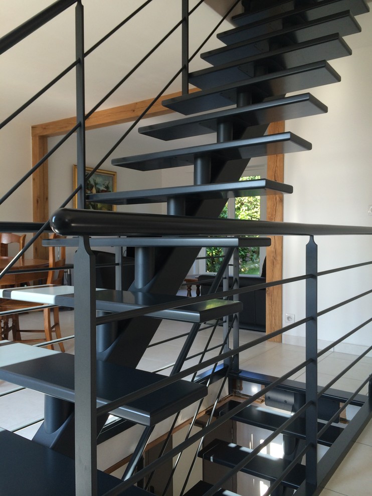 Poutres centrales superposées, Acier et bois finition (thermo) laquée ...