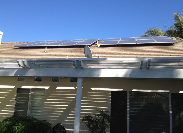 18-Panel Solar System in San Clemente - Moderne - Façade - Orange ...