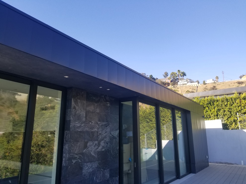24 Gauge Flush Panels Matte Black Hollywood - Moderne - Façade - Los ...