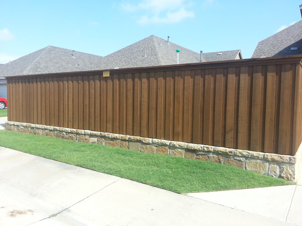 6 ft. Cedar Fence with Stone Retaining Wall - Klassisch - Häuser ...
