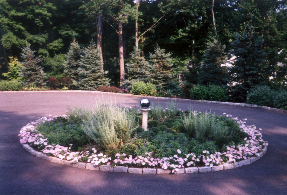 A boxwood parterre in a driveway circle adds winter interest ...