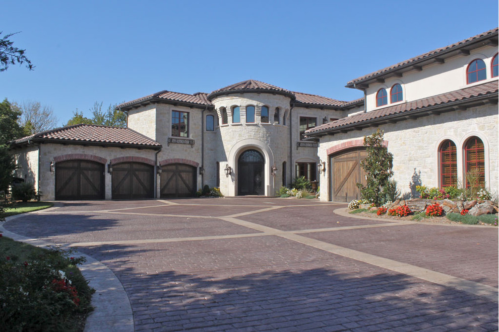 A Tuscan Estate For Her, a Dream Garage For Him - Méditerranéen ...