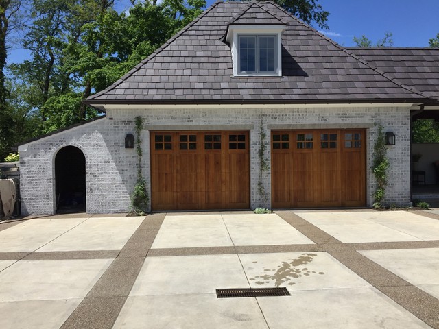 Antique Lime Wash Exterior (Garage Side) - Klassisch - Garage ...