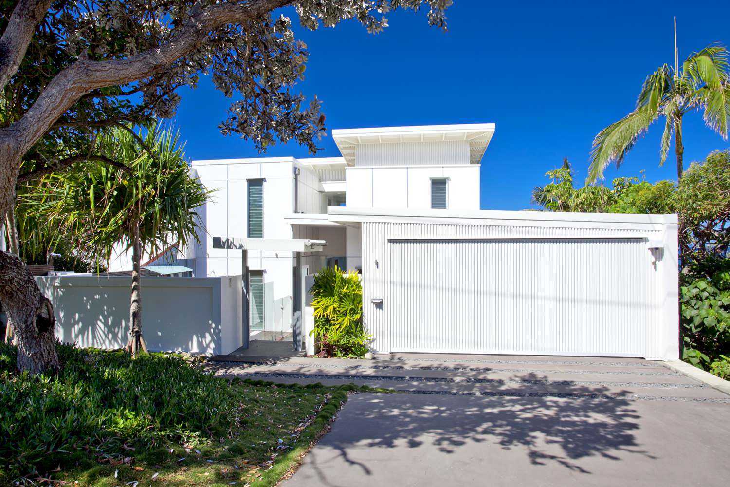 5 Reasons to Say Yes to a White Building Facade