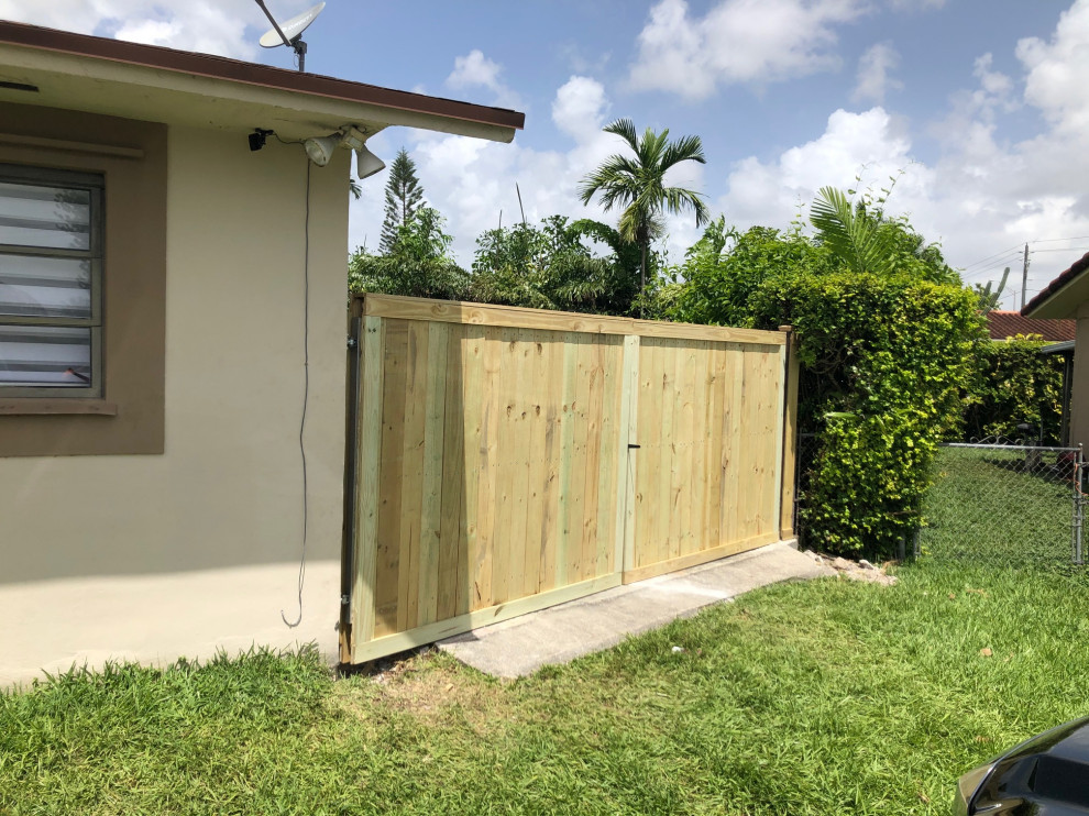 Armando's Fence - Midcentury - Exterior - Miami - by FENCE DEPOT ...