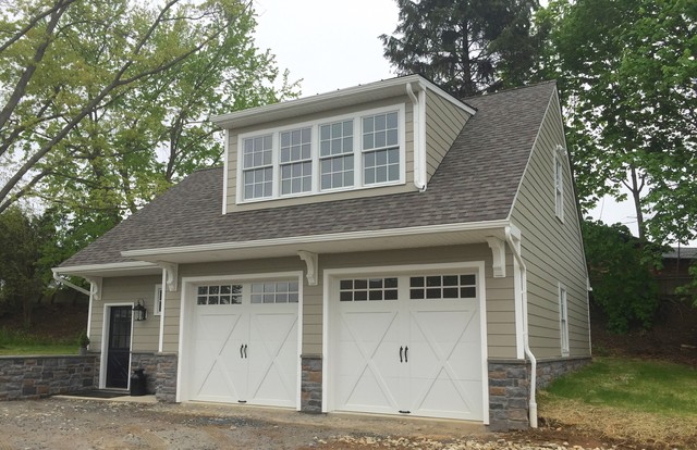 Backyard Garage and Gameroom in Wayne - Classique - Garage ...