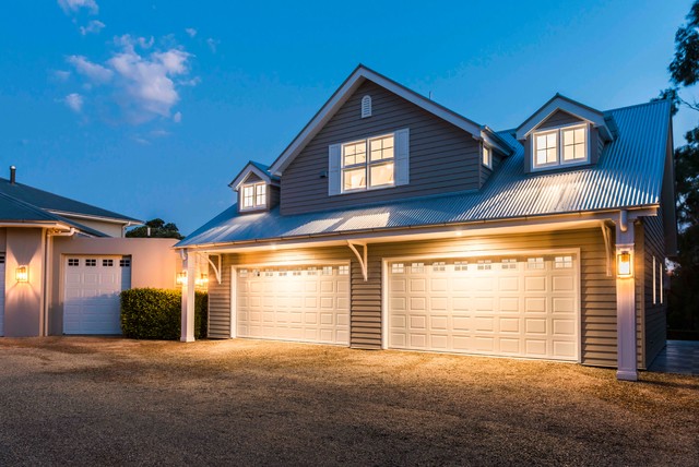 Classic American Style Barn with Garage with Loft - Classico - Facciata ...