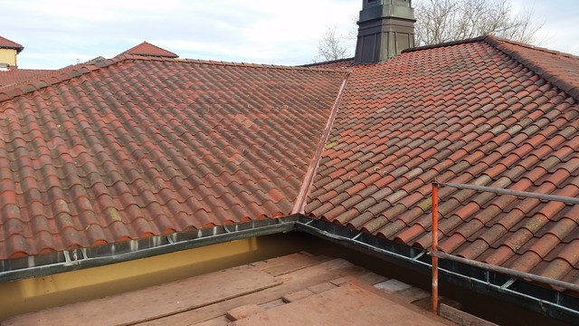 Clay Tile Roof Historical Restoration - Méditerranéen - Façade ...