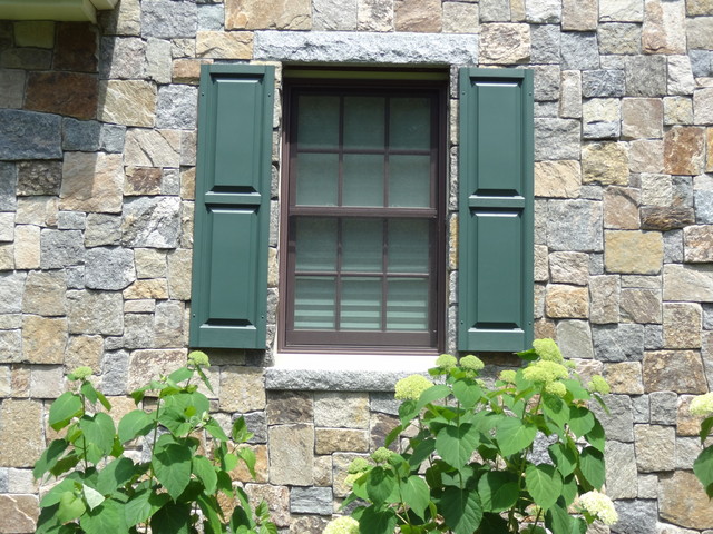 Colonial Style Ranch with Dry-Fit Natural Stone Accents - Clásico ...