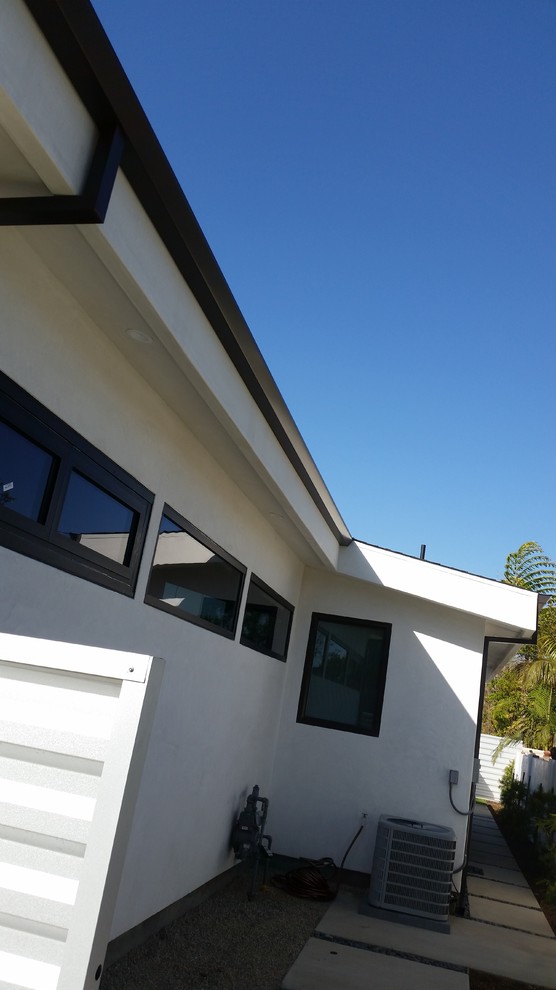 Costa Mesa, New Modern Home. Angle Face 5 inch Gutters, Smooth ...