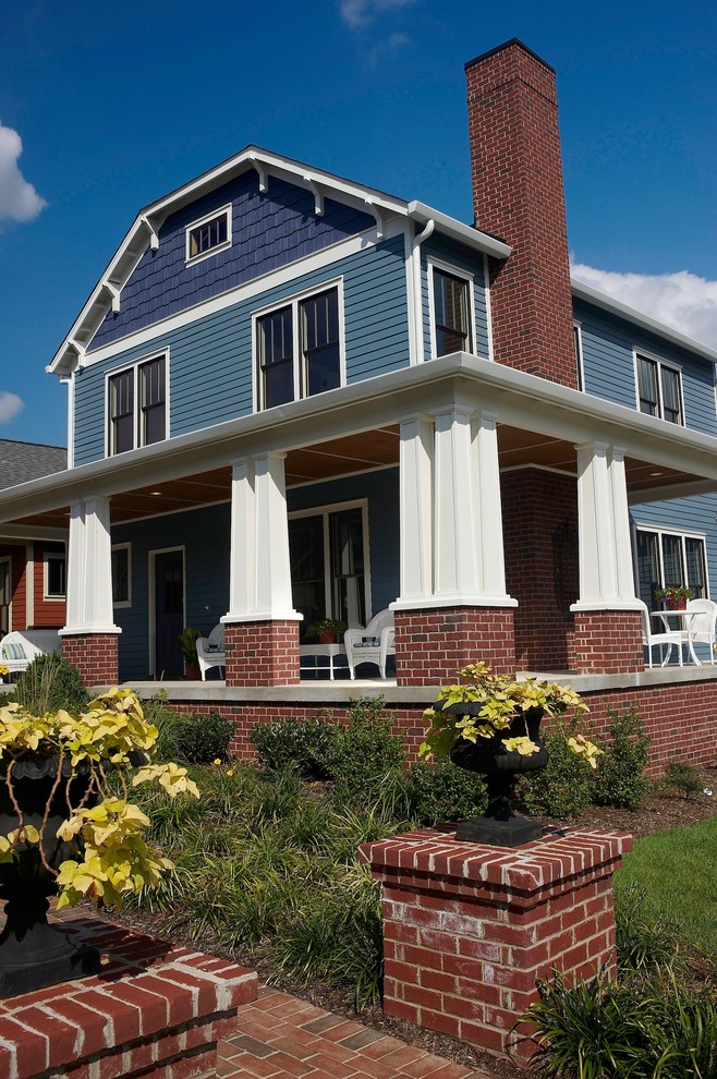 Cottage-style home with siding and cedar shakes - Klassisch - Häuser ...