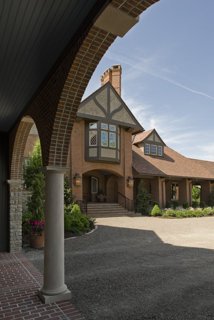 Country House - Front entry from garage arched overhang - Traditional ...