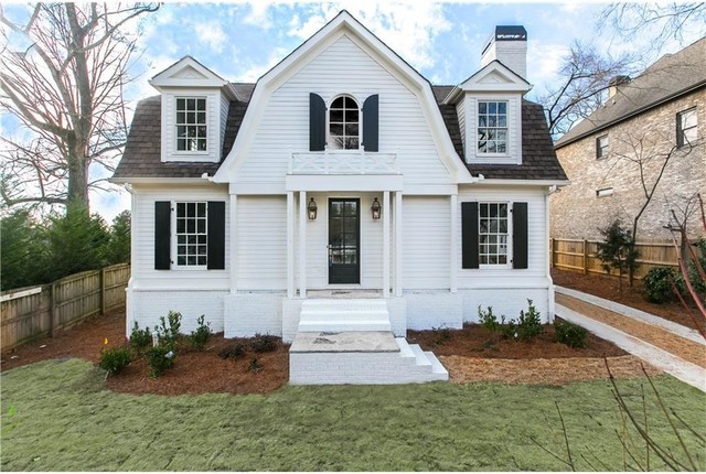 Dutch Colonial in Brookhaven - Campagne - Façade - Atlanta - par Blake ...