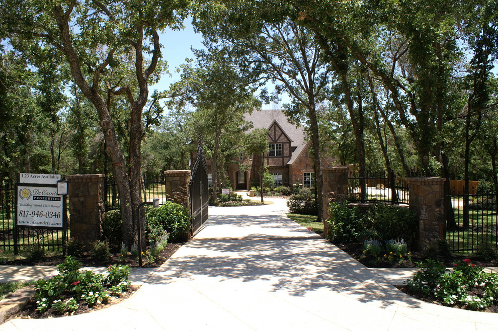 Estate Entry - Traditional - Exterior - Dallas - by DeCavitte ...