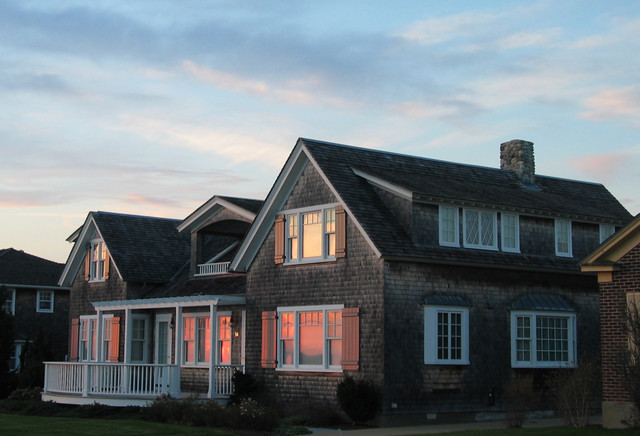 Expanded Coastal Rhode Island House - Classique - Façade - Bridgeport ...