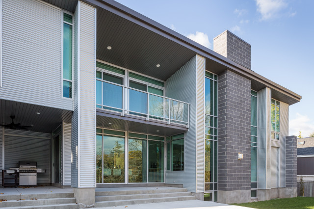 Expansive & Private Backyard with Overlooking Balcony - Modern - House ...