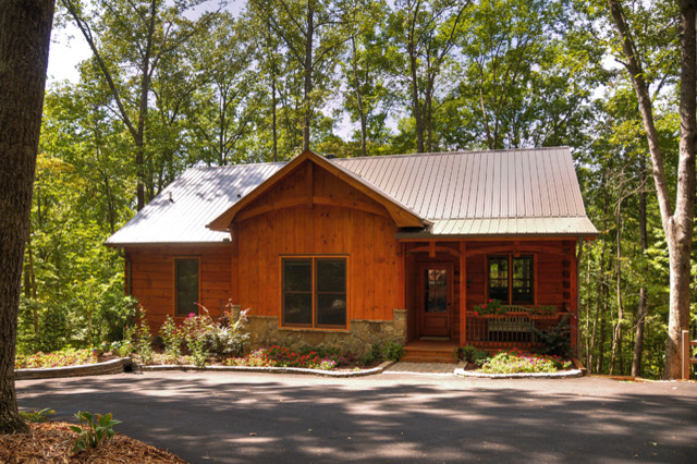 Exterior of a rustic but traditional log and timber home - Traditional ...