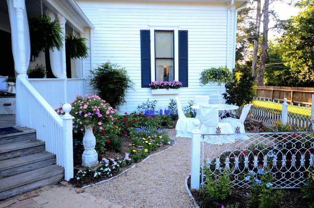 Farmhouse Back Porch and Garden - Country - Exterior - Dallas | Houzz AU