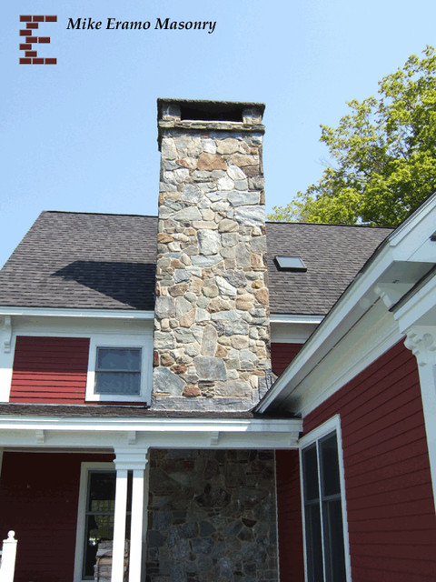 Fieldstone Chimney - Landhausstil - Häuser - Burlington - von Mike ...