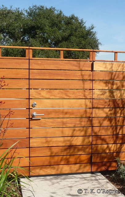 Garapa Gold Pool Gate and flanking panels - Contemporain - Façade - Los ...