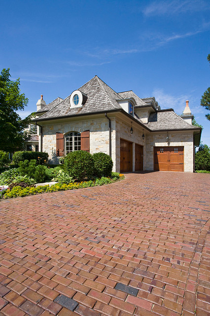 Glenview IL Reclaimed Clay Brick Paver Driveway - Classique - Façade ...