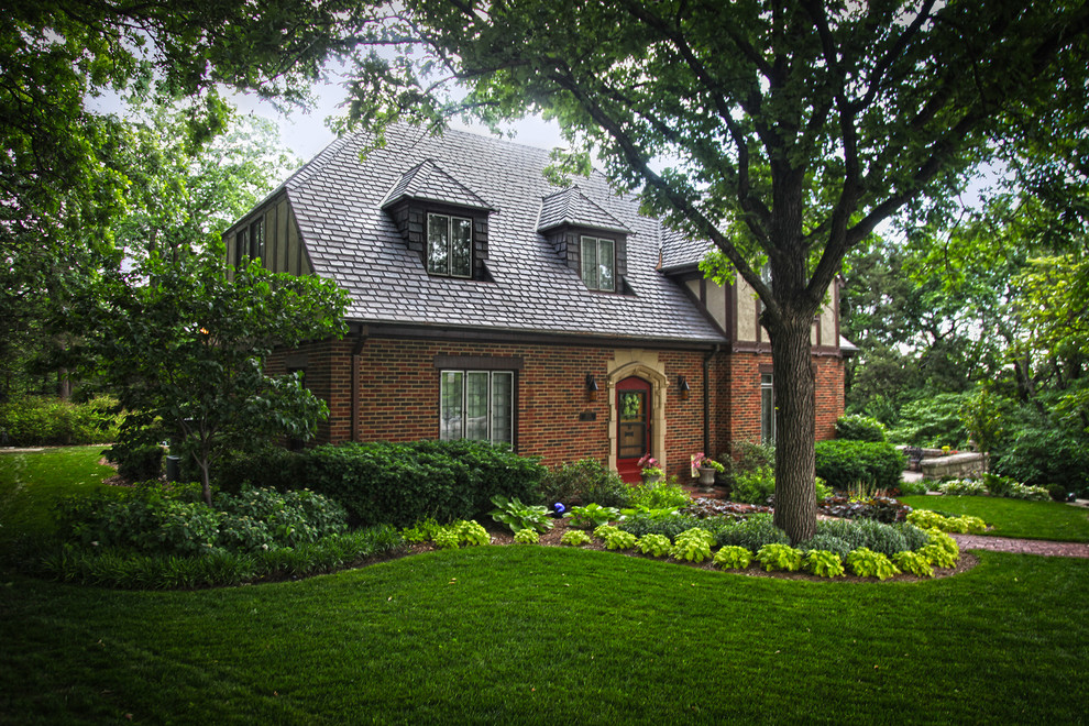 Grass lawn with curved landscape design - Traditional - Exterior ...