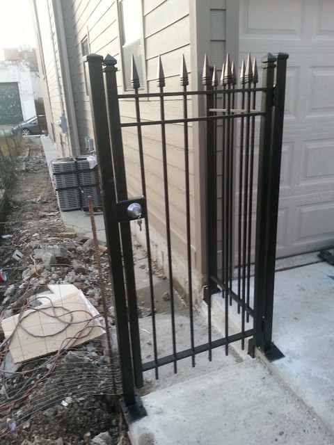 Iron Picket Fence & Gate - Moderno - Fachada - Chicago - de Green Acres ...