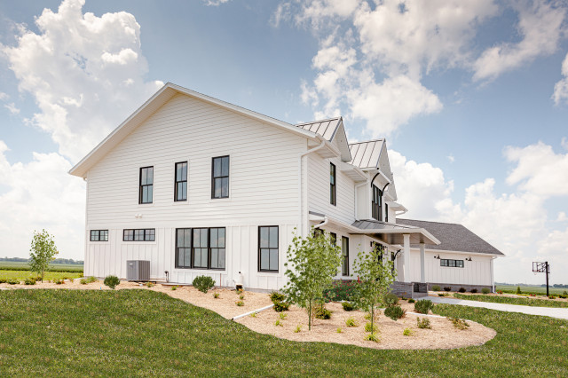 Midwest Modern Farmhouse Exterior - Clásico renovado - Fachada - Omaha ...