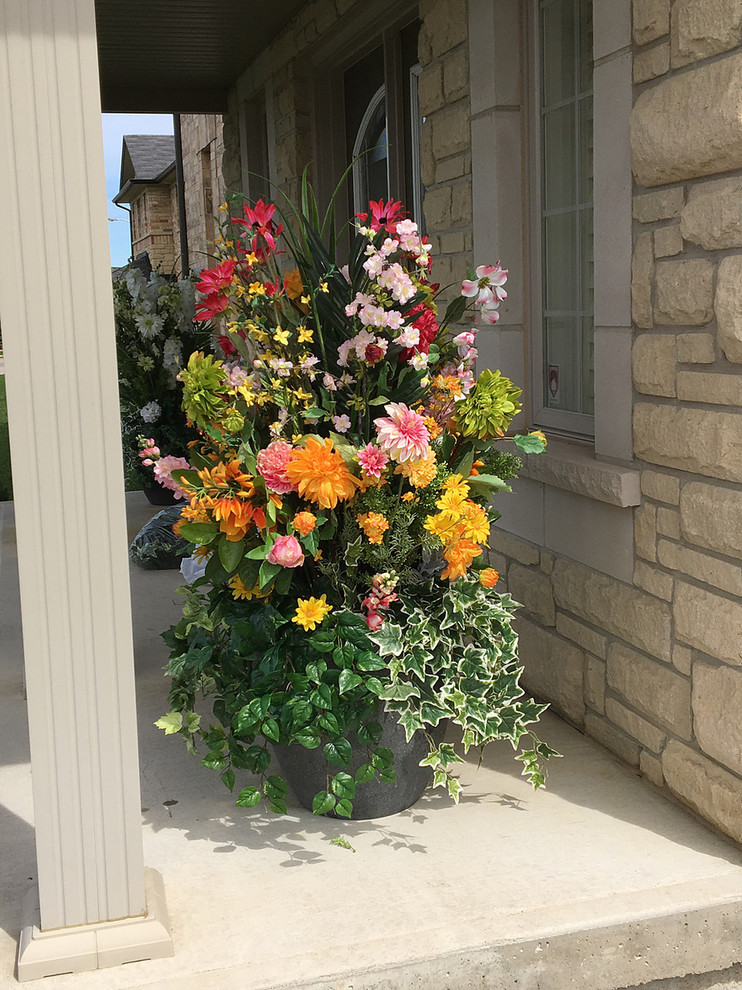 Mixed Outdoor Florals - Traditional - Exterior - Toronto | Houzz