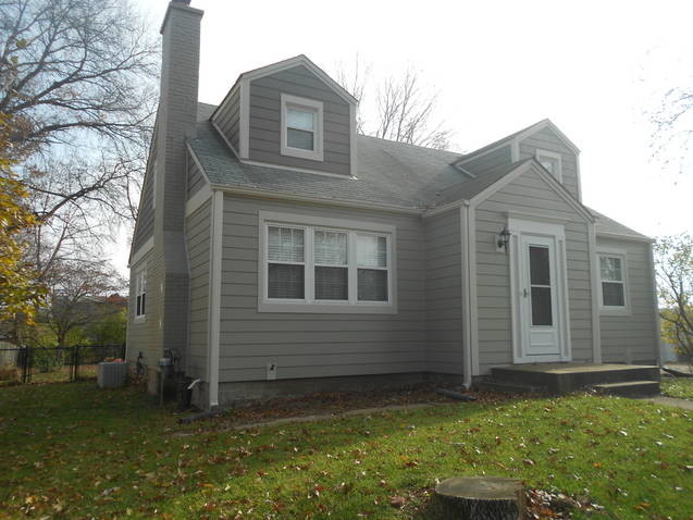 Monterey Taupe Lap Siding Des Peres - Traditional - House Exterior - St ...